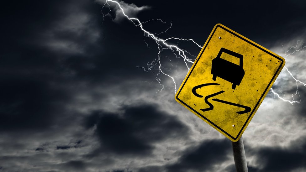 ¿Rayo en tu auto? Descubre qué hacer